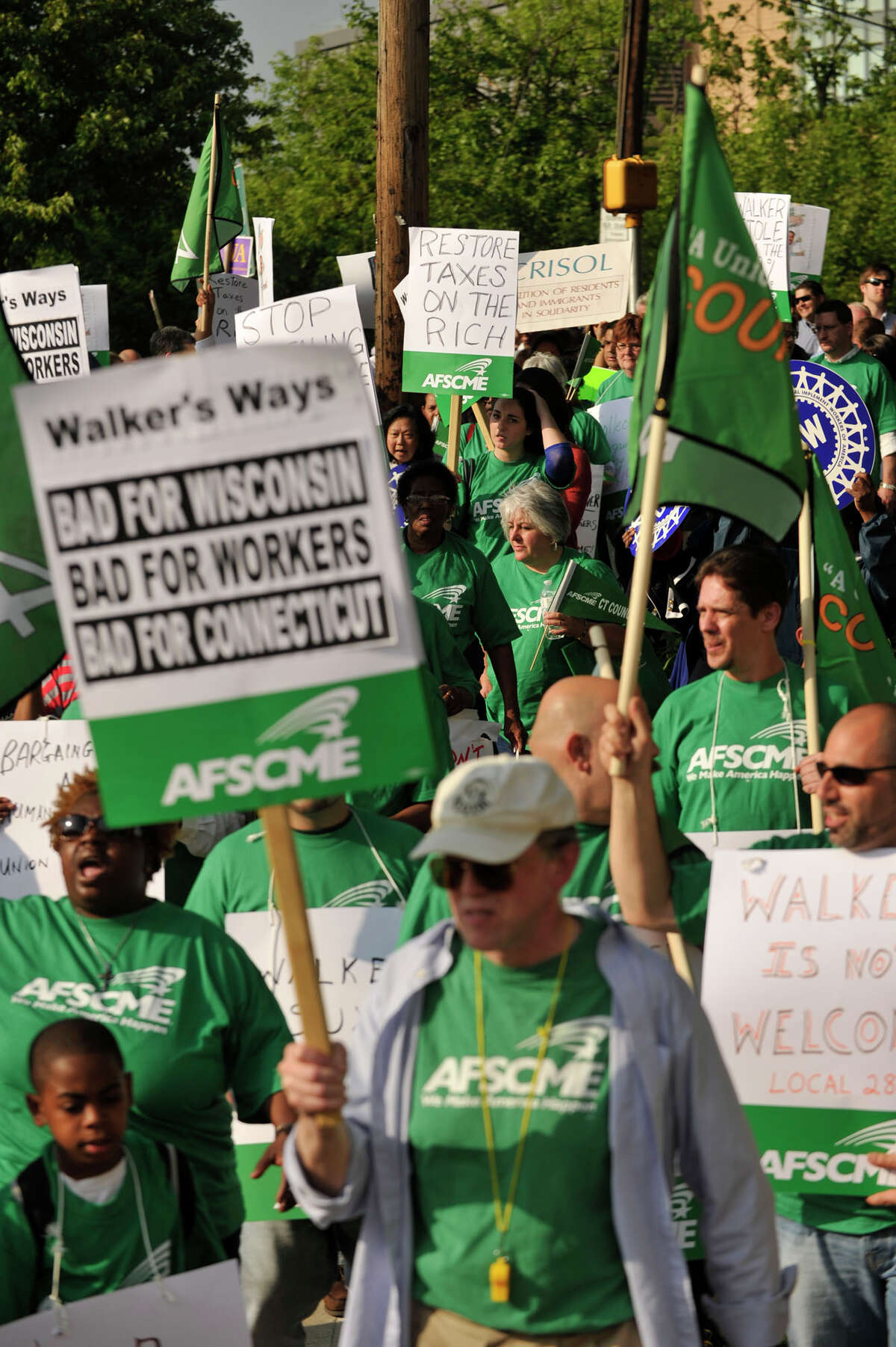 Walker stirs GOP faithful, protesters