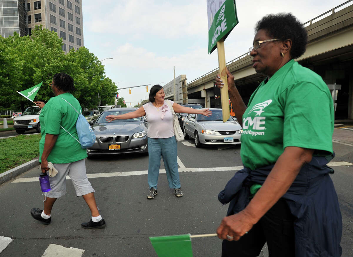 Walker stirs GOP faithful, protesters