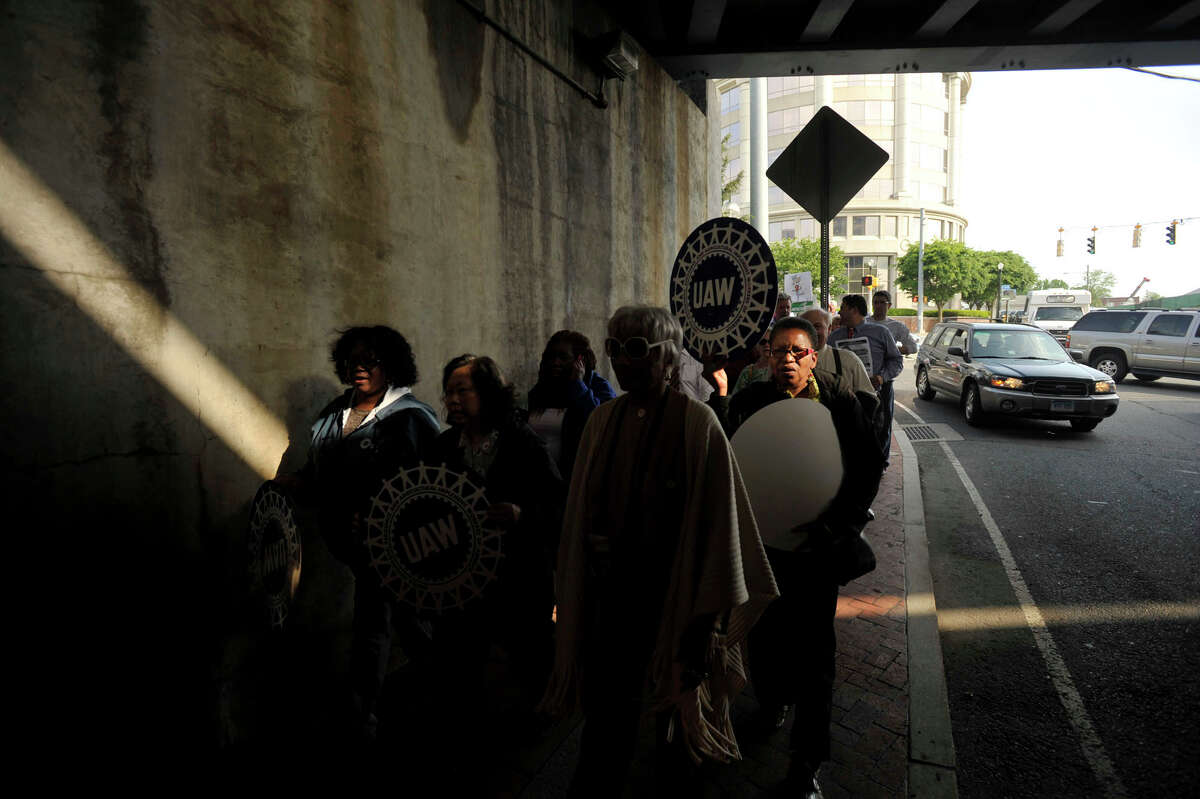 Walker stirs GOP faithful, protesters