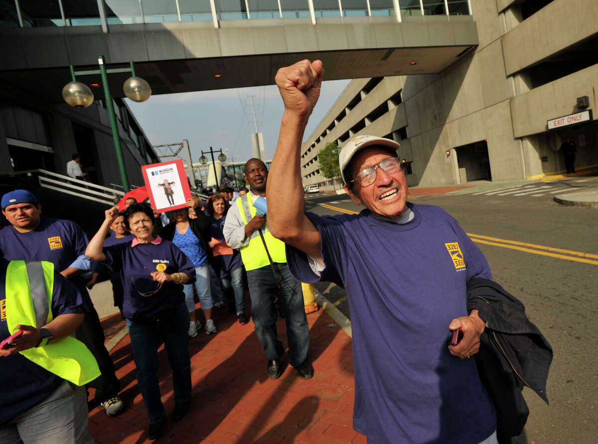 Walker stirs GOP faithful, protesters