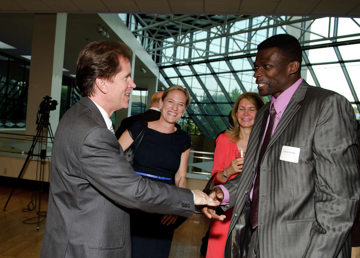 Walker stirs GOP faithful, protesters