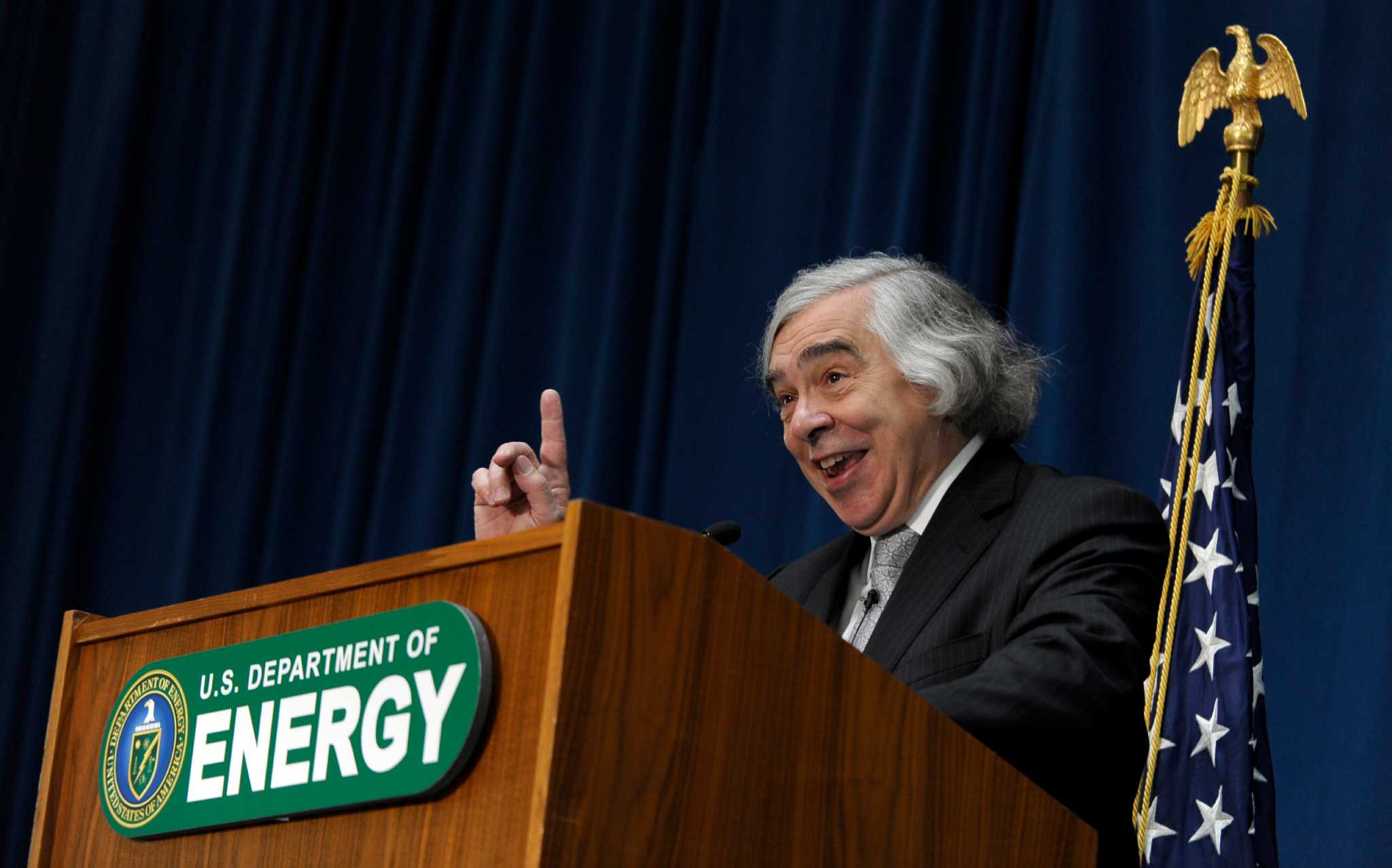 Moniz: LNG exports on hold