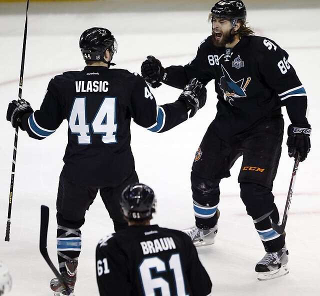 Sharks hang on to even series with Kings