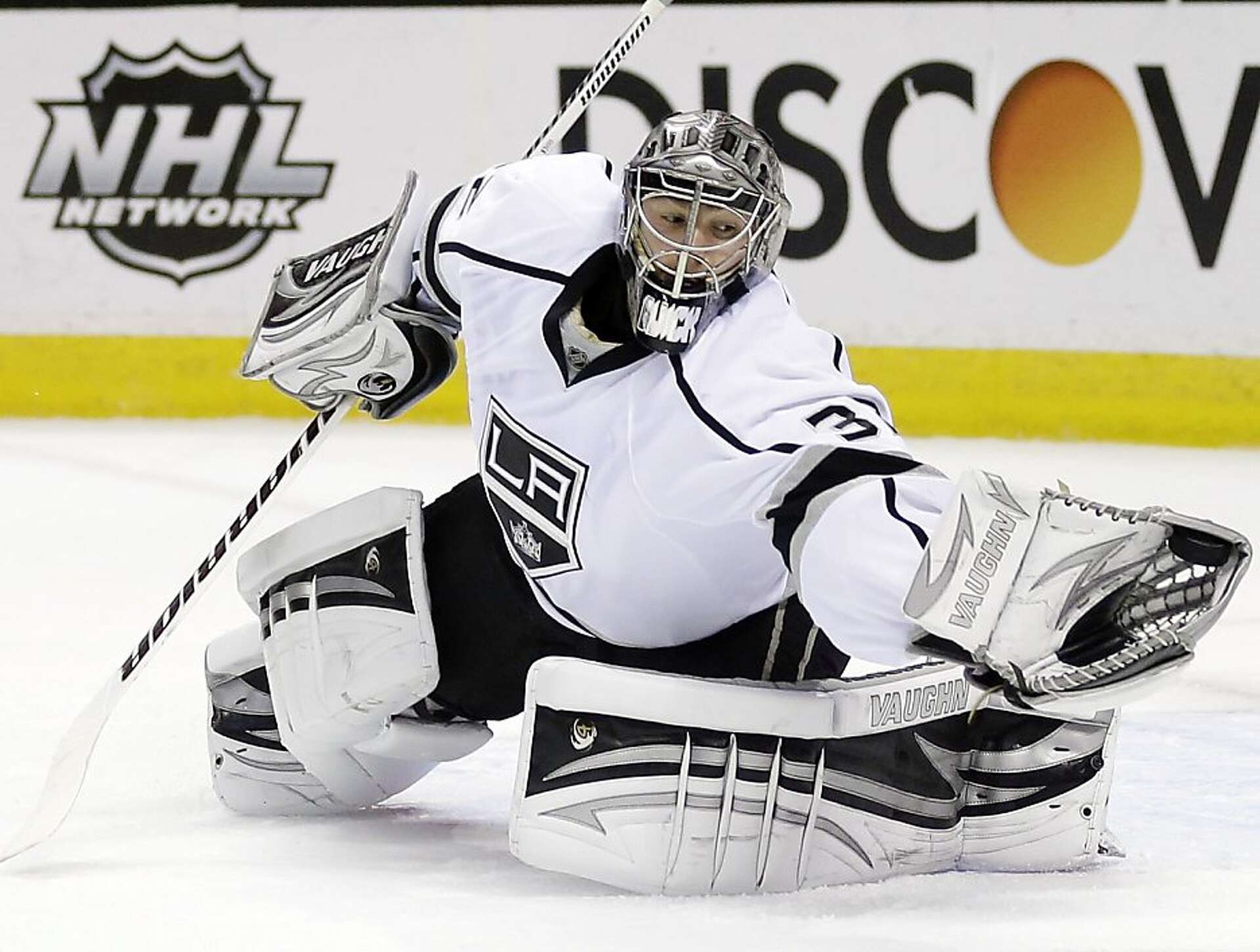 Sharks hang on to even series with Kings