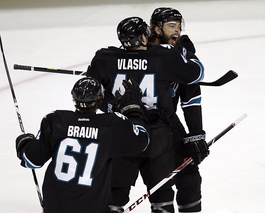 Sharks hang on to even series with Kings