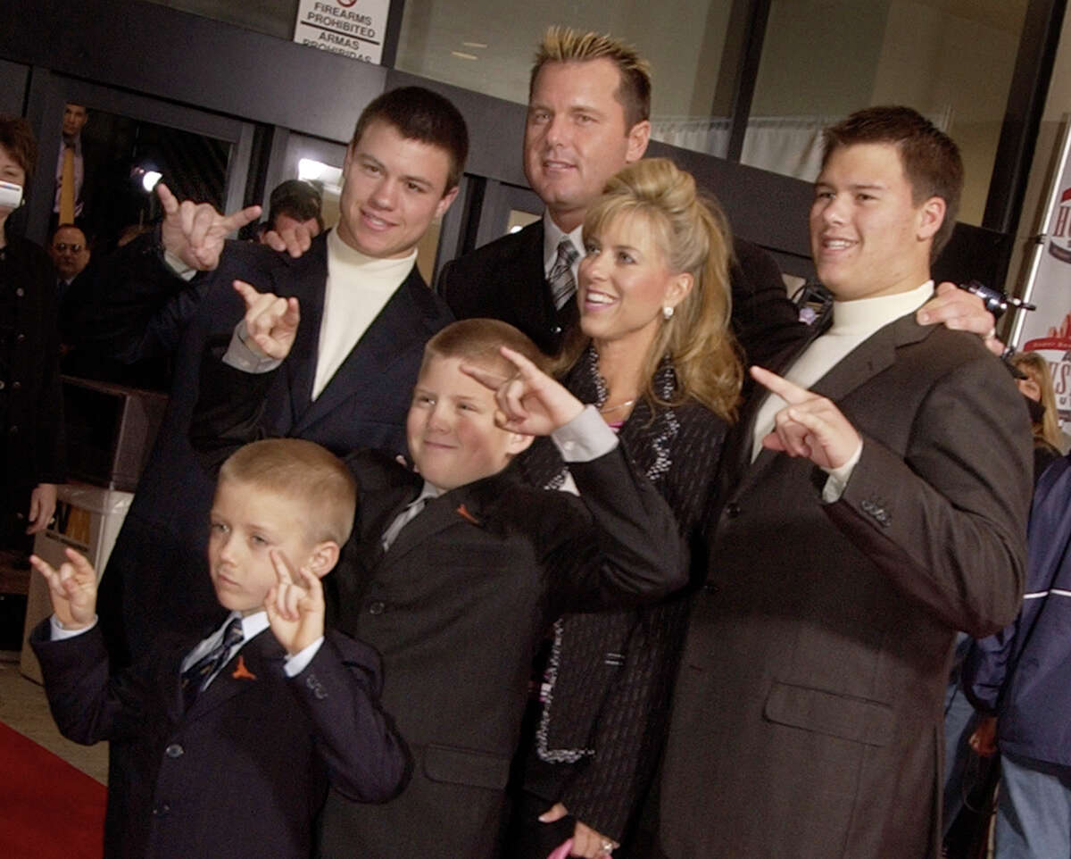 Mandola, Clemens sons open restaurant