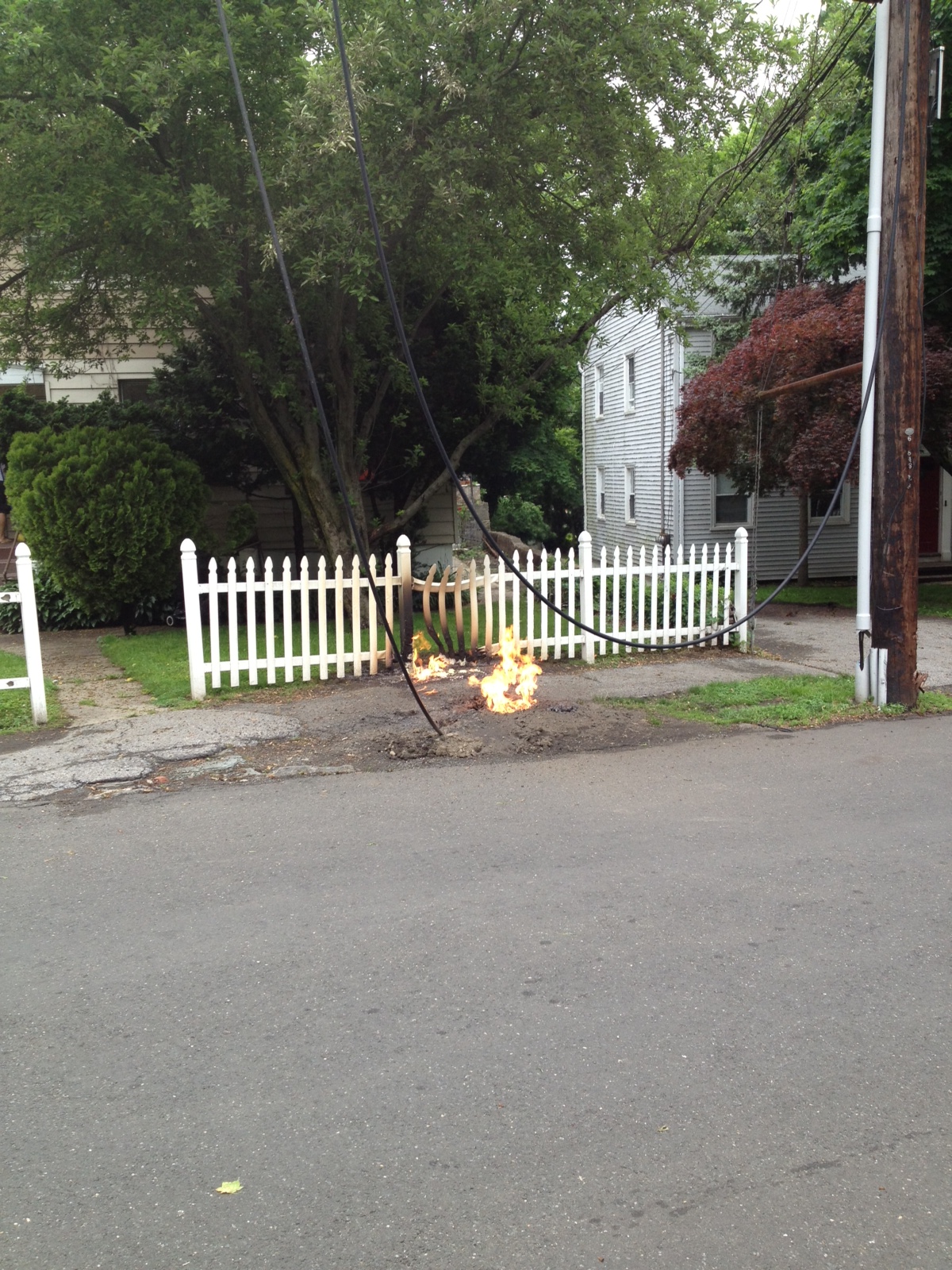 Gas line rupture paralyzes neighborhood