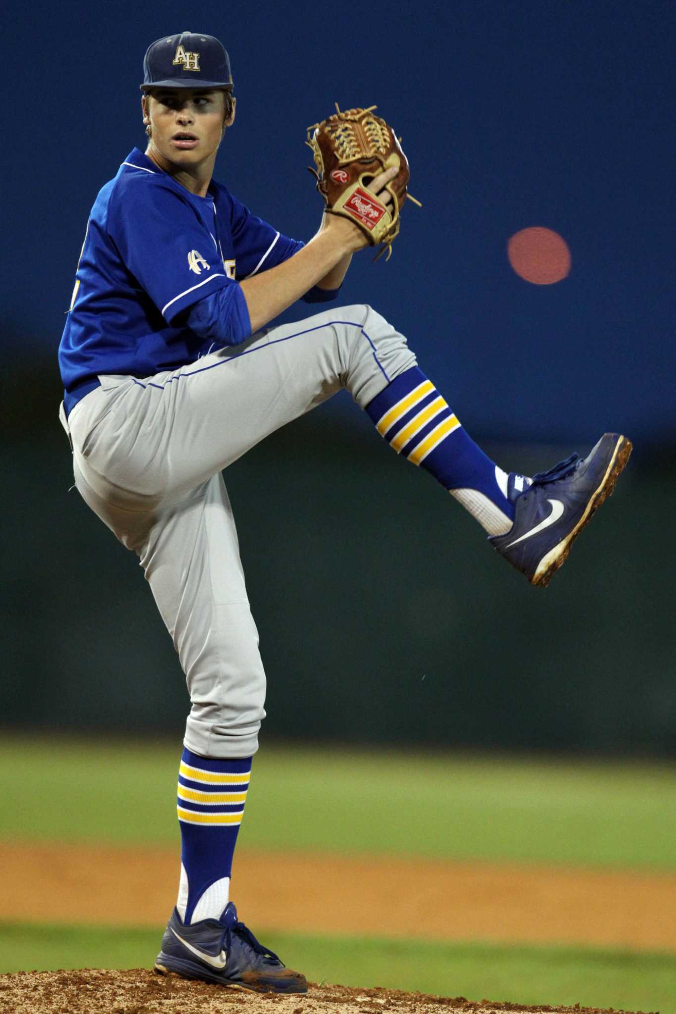 Big rally lands Heights in Region IV-4A title round