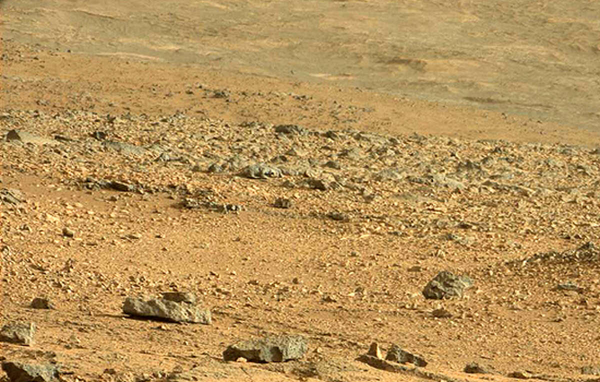 Blogger claims to see statue in background of new photo from Mars rover