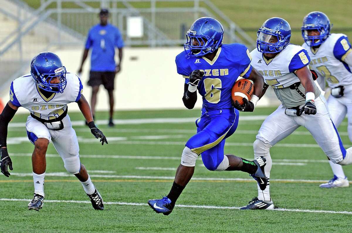 Ozen's defense dominates spring game; Tony Brown plays offense