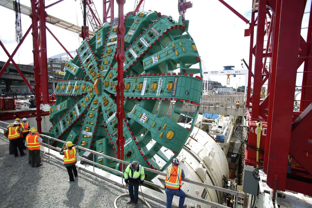 Big Bertha's cutter head lowered into launch pit