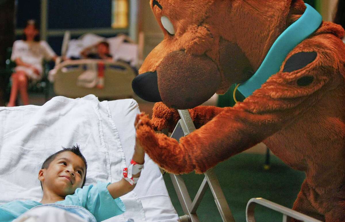 Kids get a treat from Scooby!