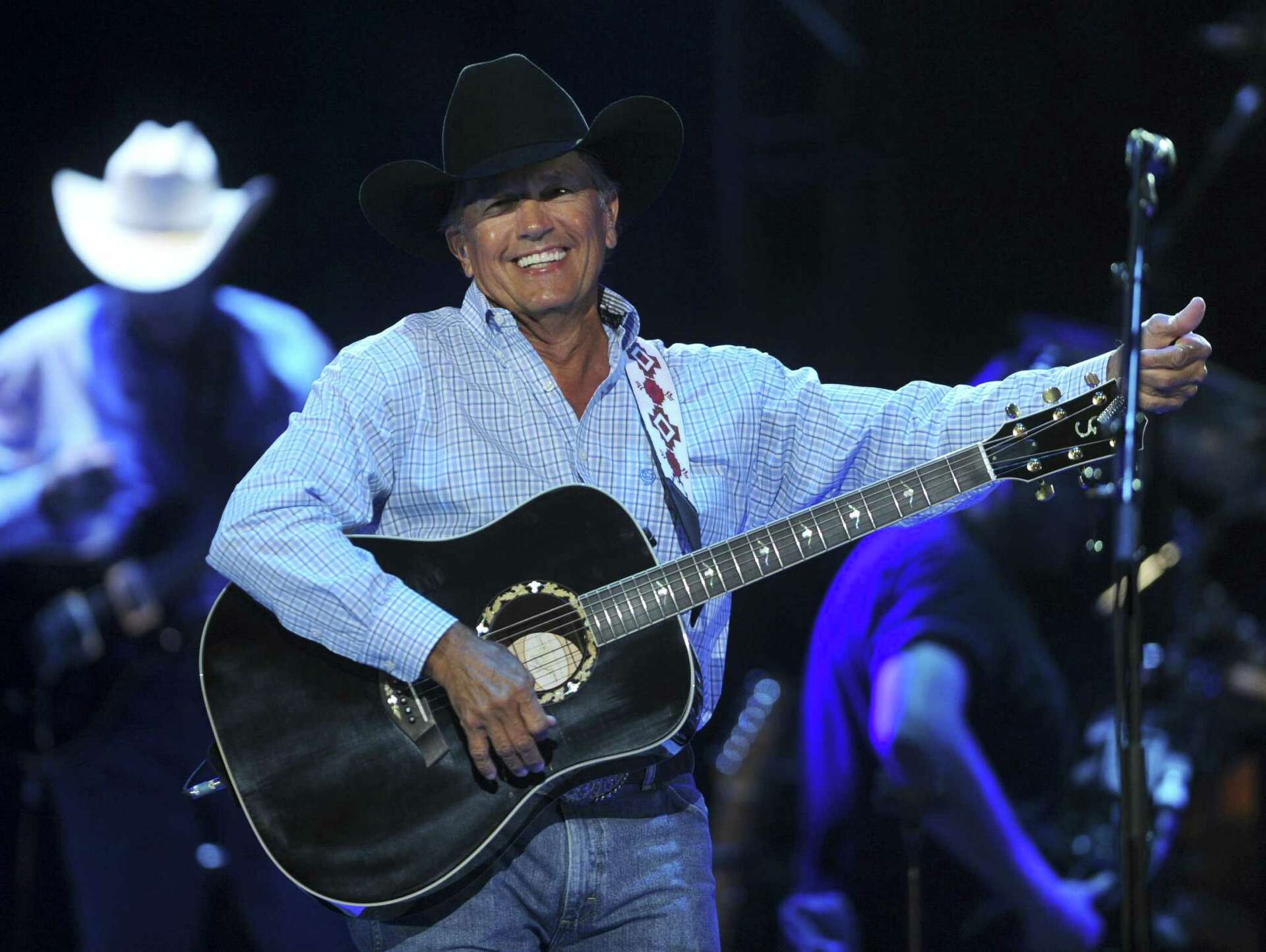 On farewell tour, superstar George Strait in harmony with hometown fans
