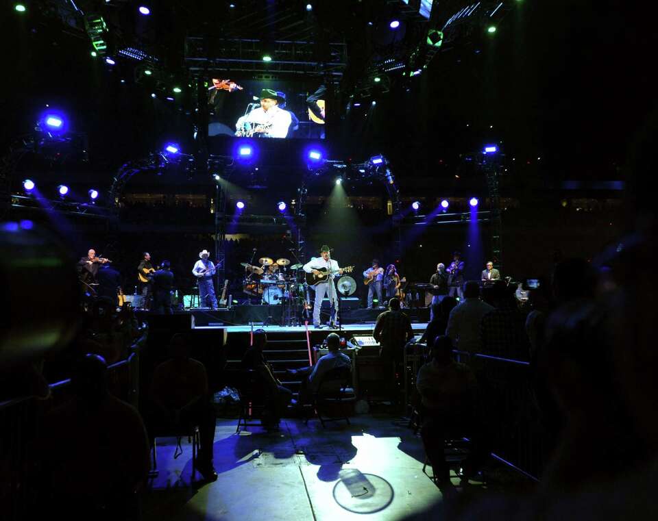 On farewell tour, superstar George Strait in harmony with hometown fans