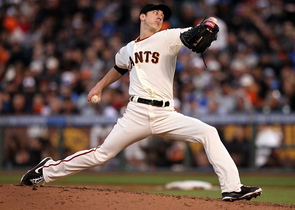 Tim Lincecum tames Jays, 2-1