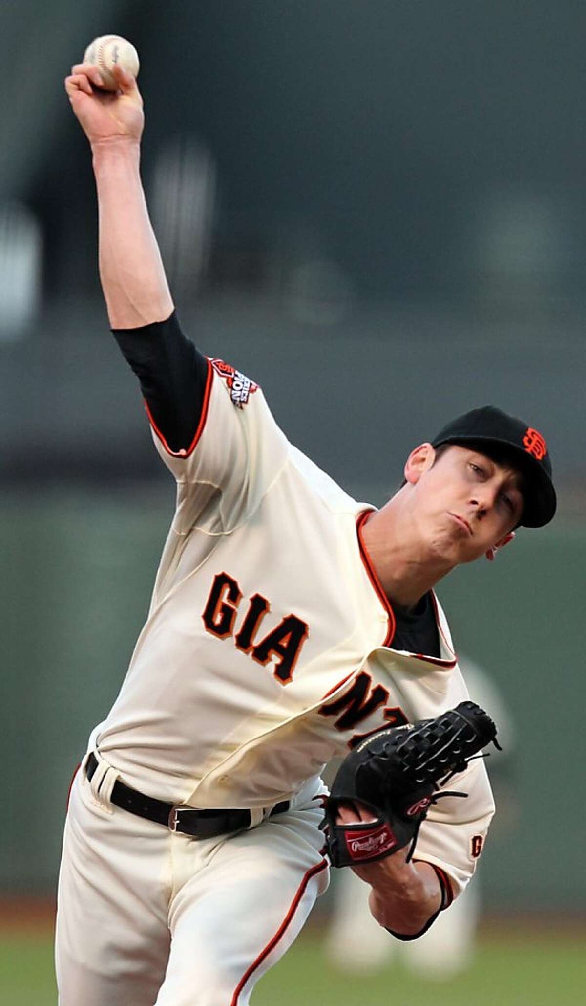Tim Lincecum tames Jays, 2-1
