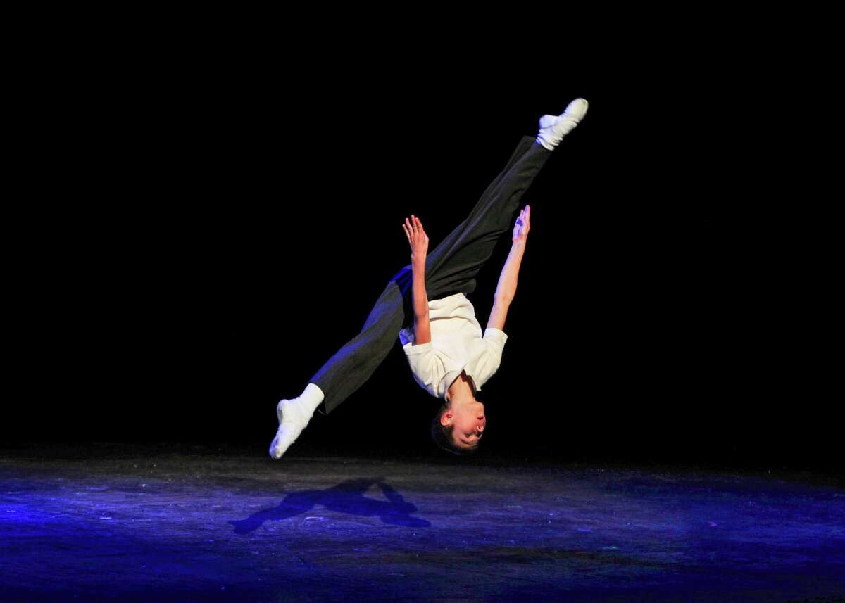 'Billy Elliot' inspires cheers