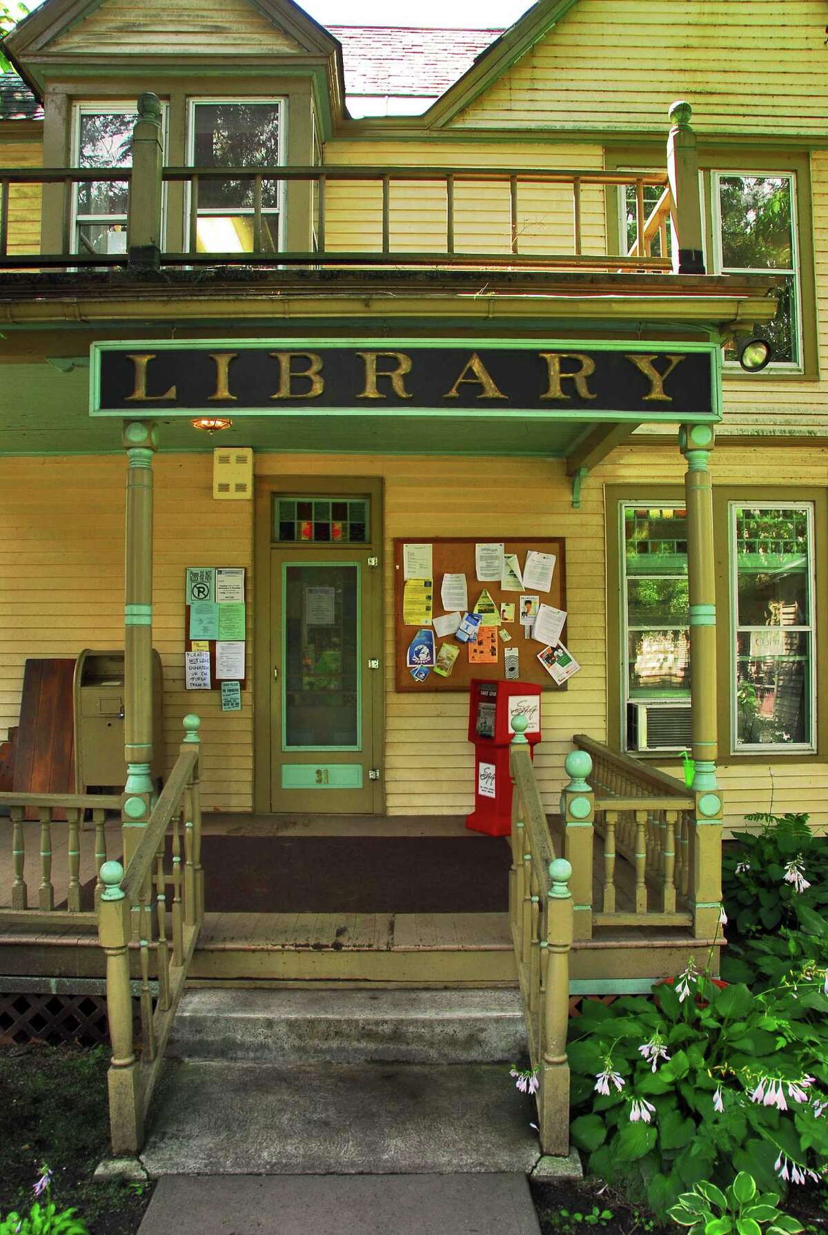 Group seeks resignation of library director