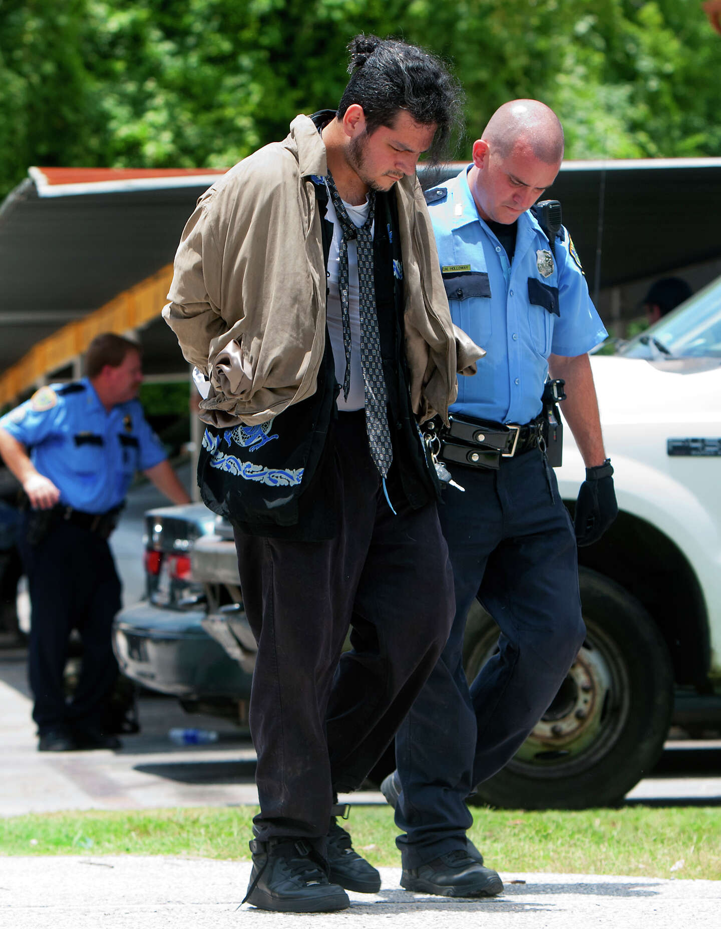 Houston SWAT team subdues man with 4 knives