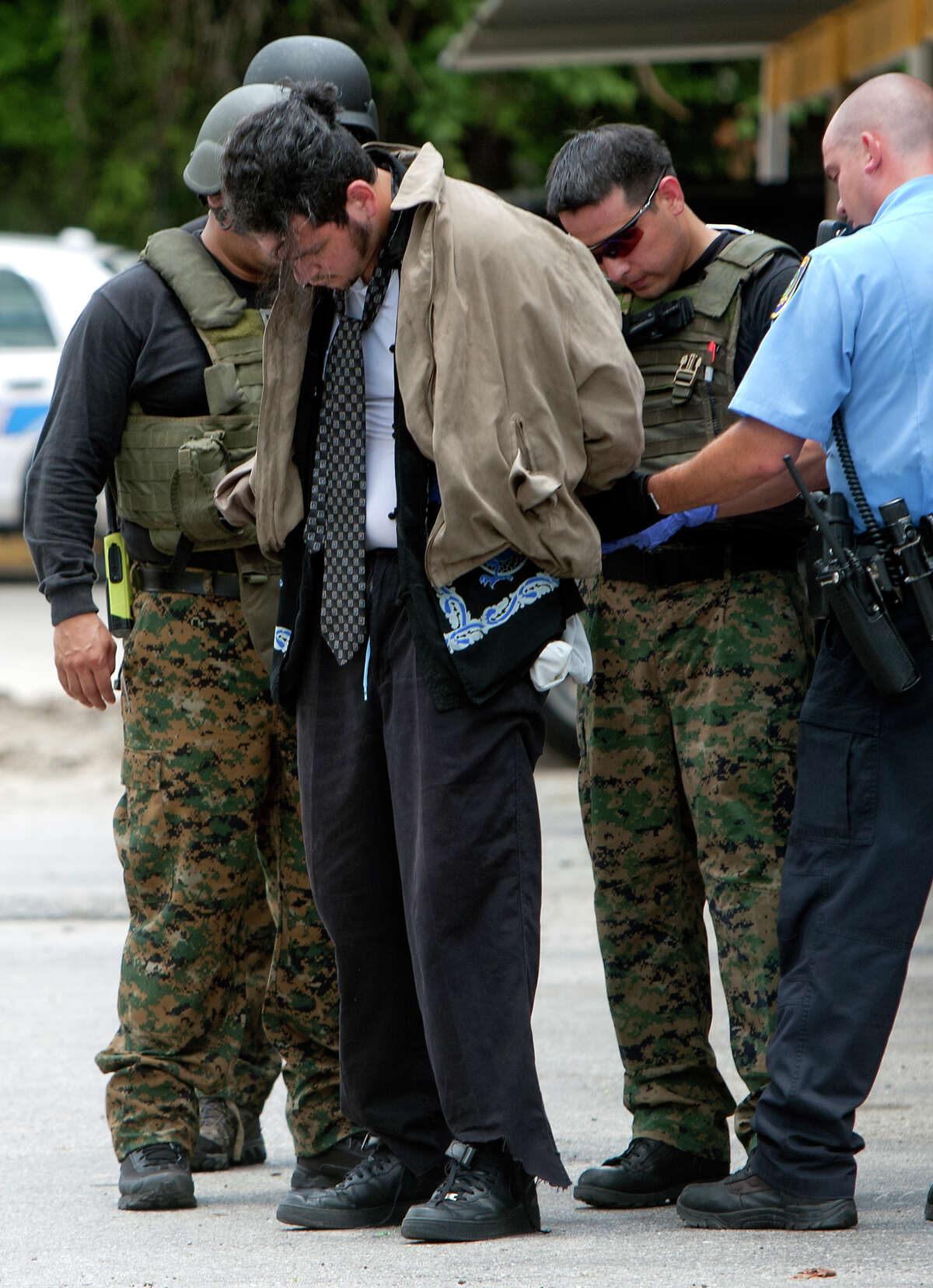 Houston SWAT team subdues man with 4 knives