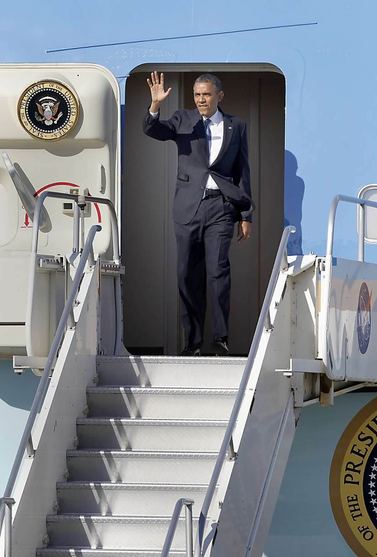 Obama dogged by protesters on bay visit