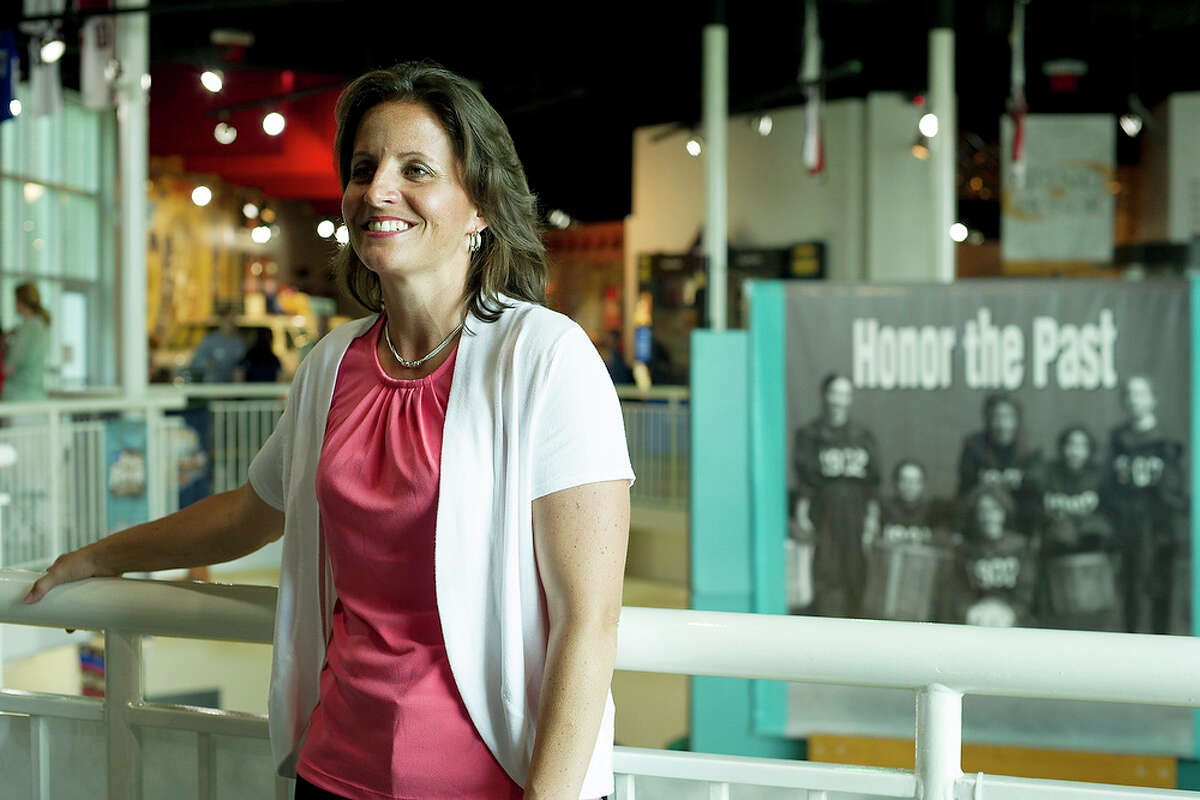 Rizzotti enters Women's Basketball Hall of Fame