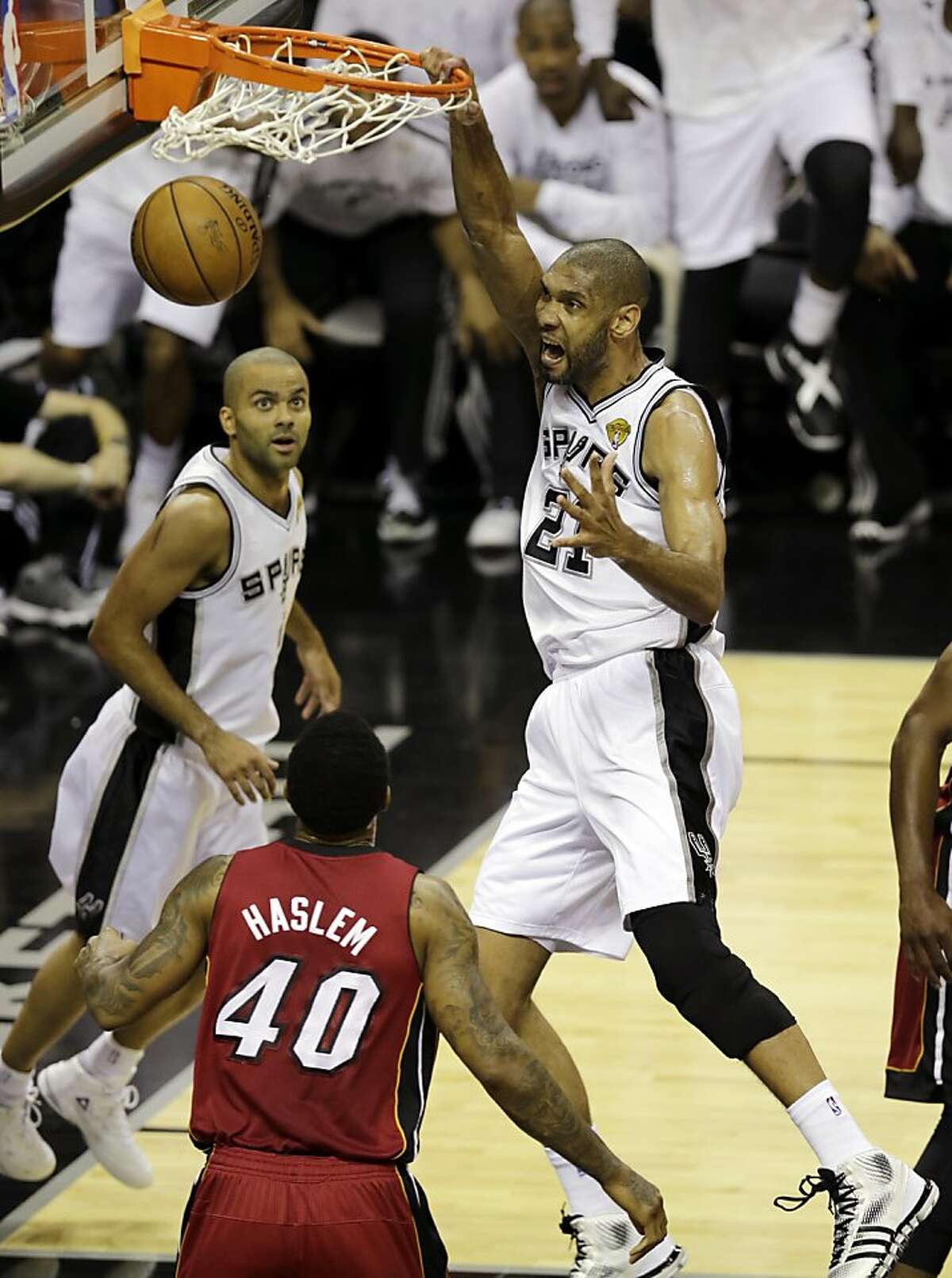 Spurs lead Heat 2-1 in NBA finals