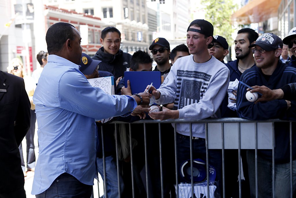 Yankees fans wait hours to see players