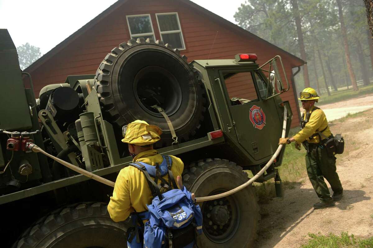 Firefighters holding line on Colorado wildfire
