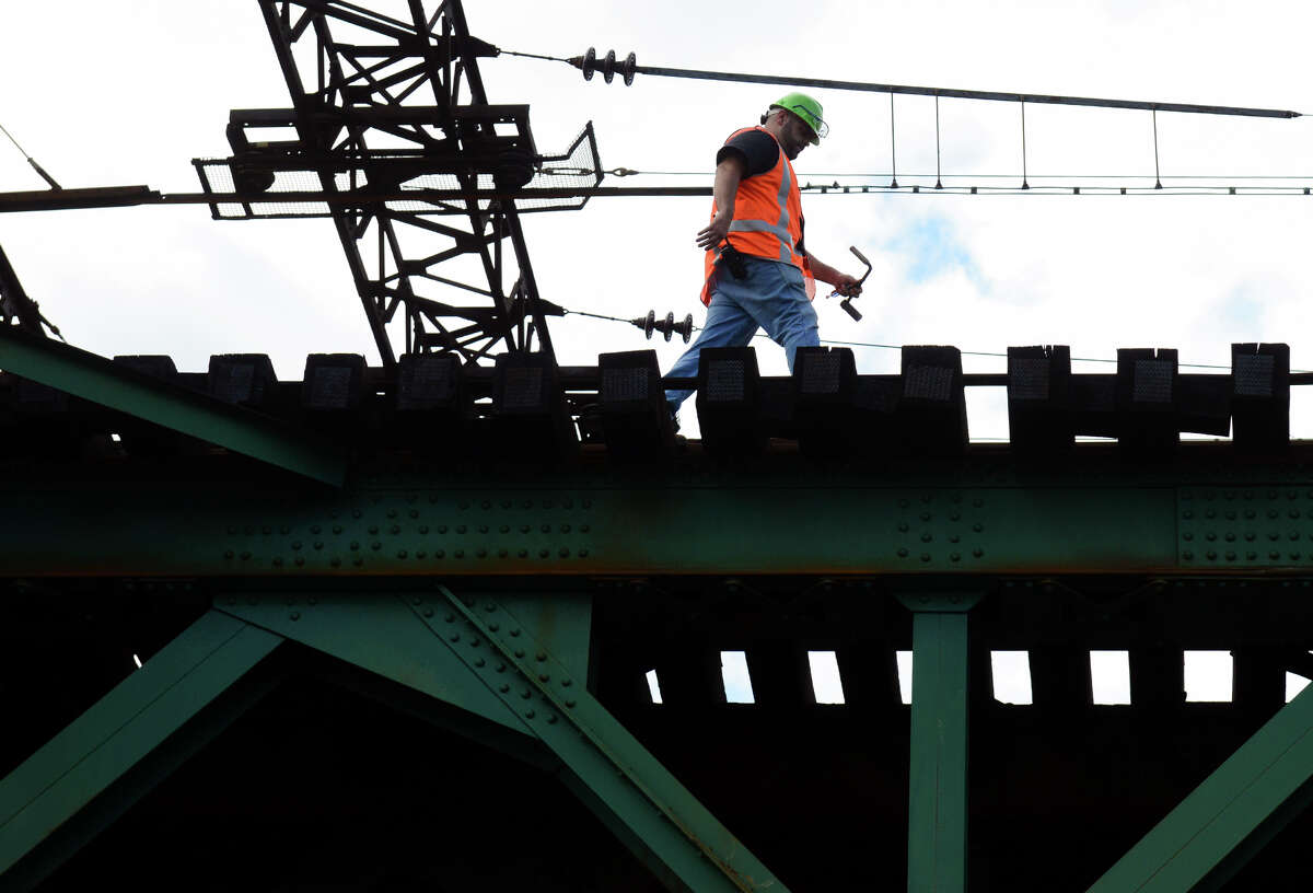 Rail bridge malfunction delays commuters