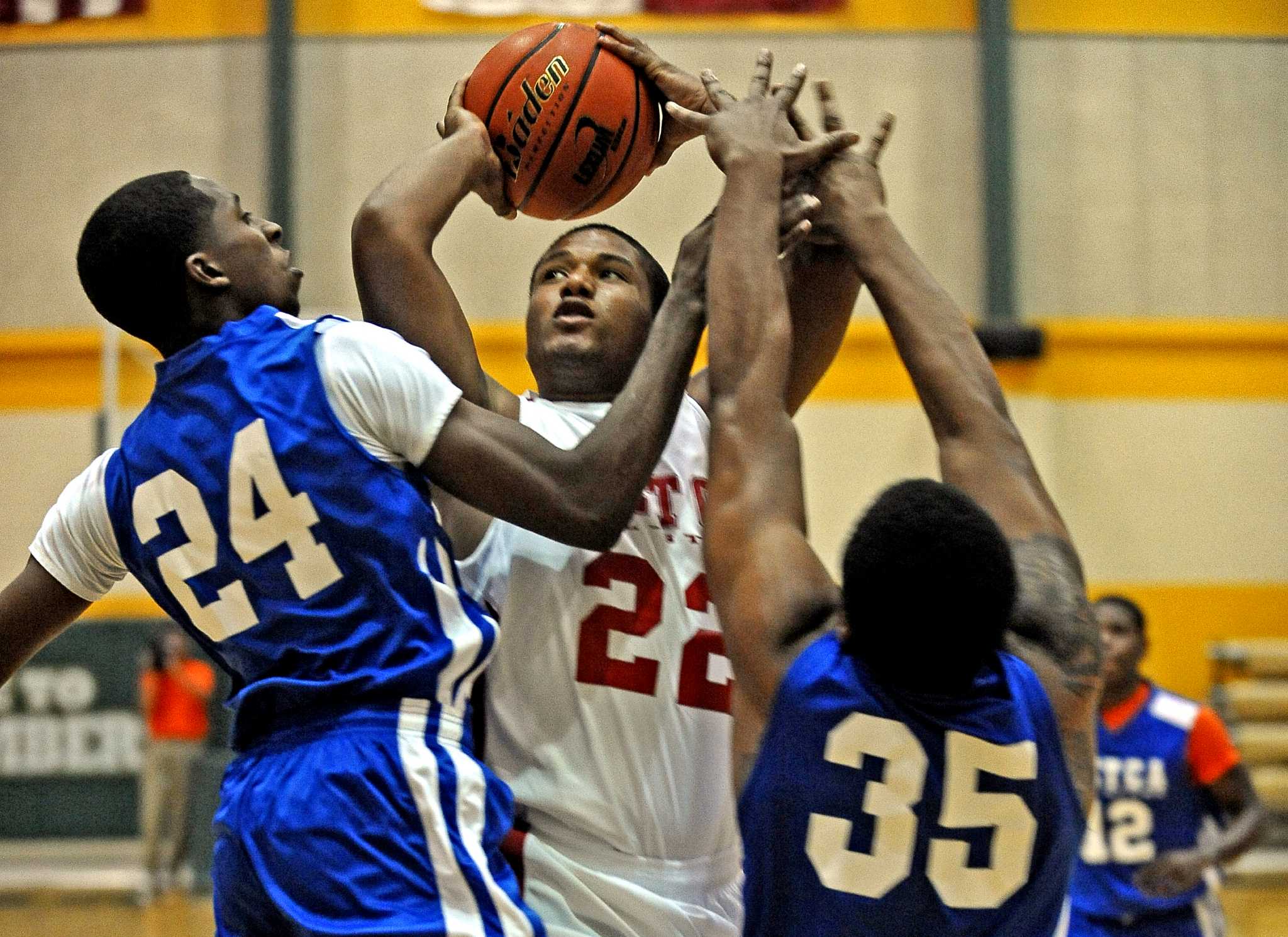 Buzzer-beater gives West team the win in boys game