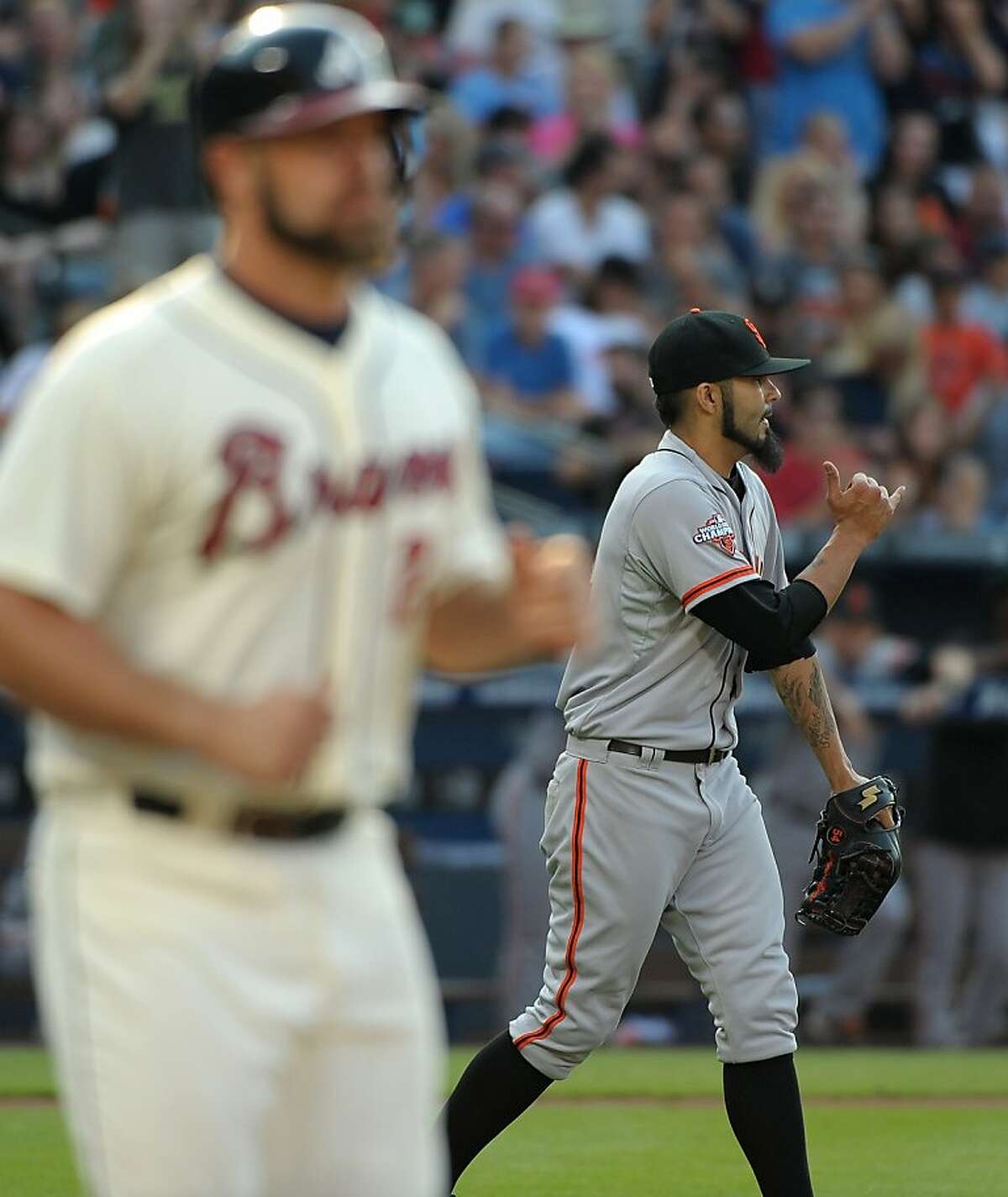 Braves get past Romo, Giants in 9th, 6-5