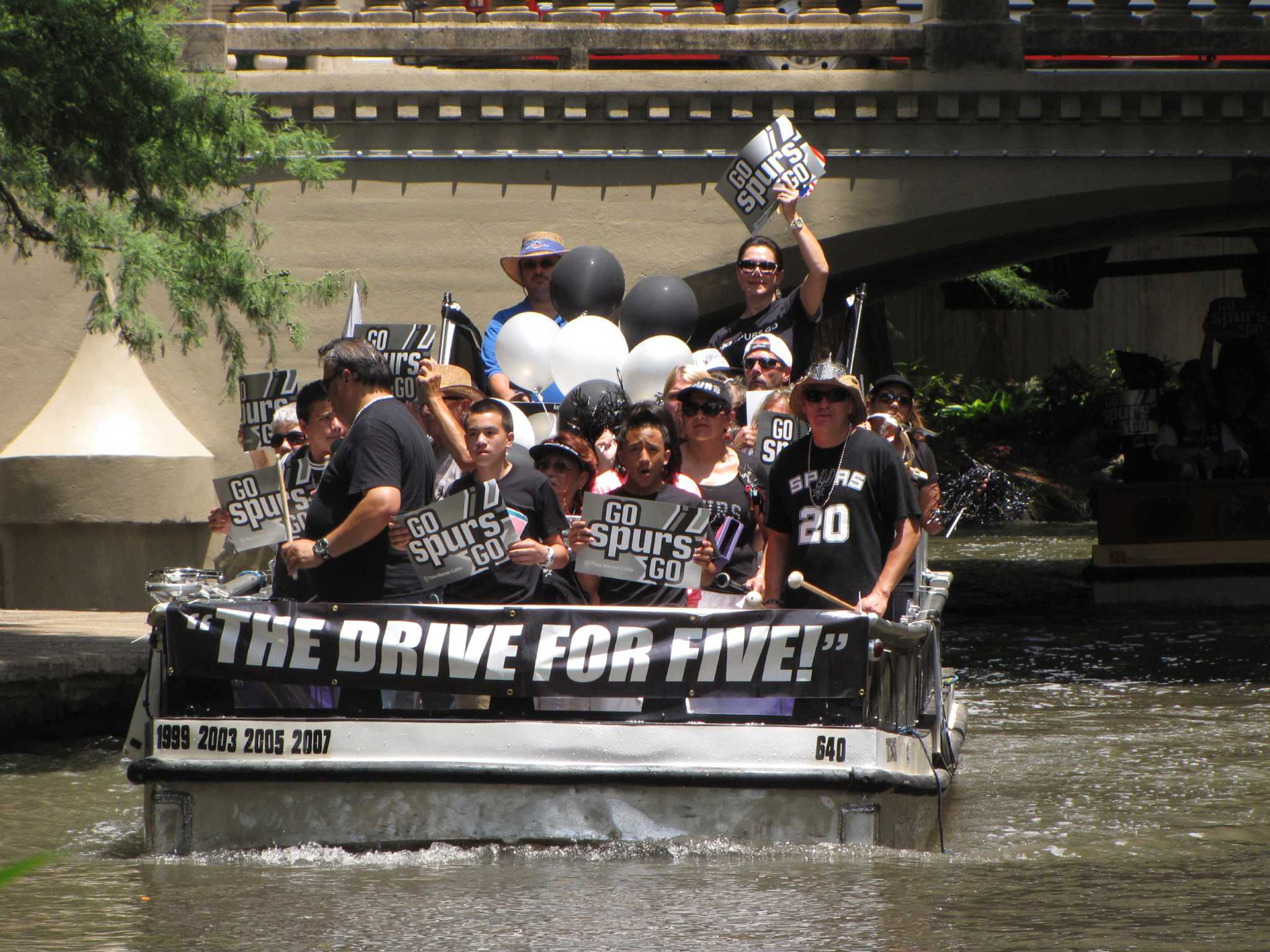 Cheering Spurs fans pack River Walk