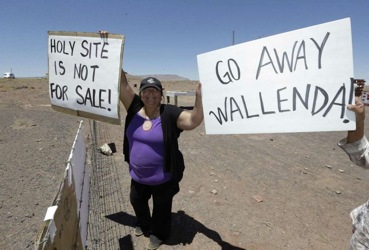 Man completes tightrope walk near Grand Canyon