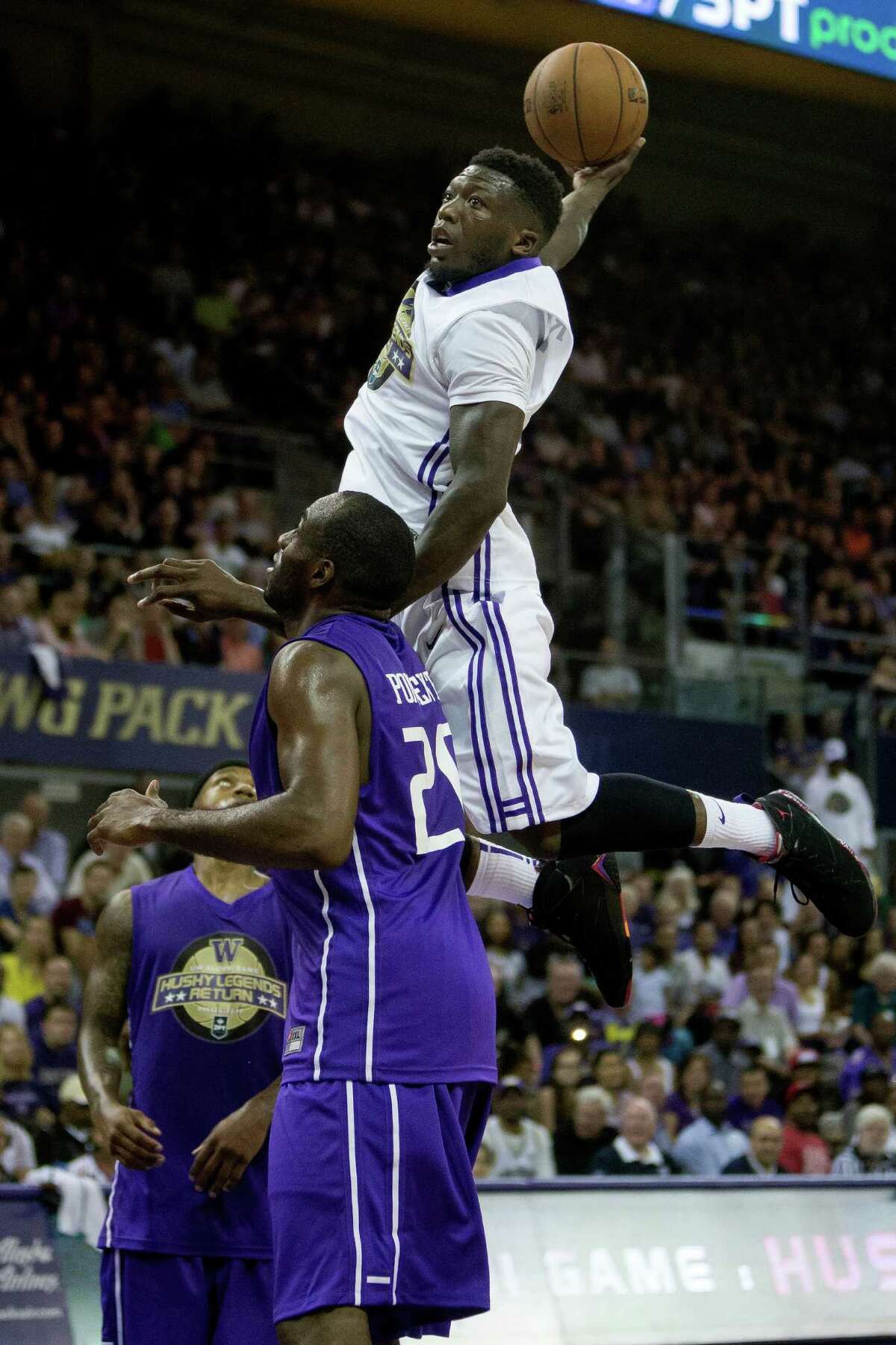 Nate Robinson: UW booster offered $100k per year to play football