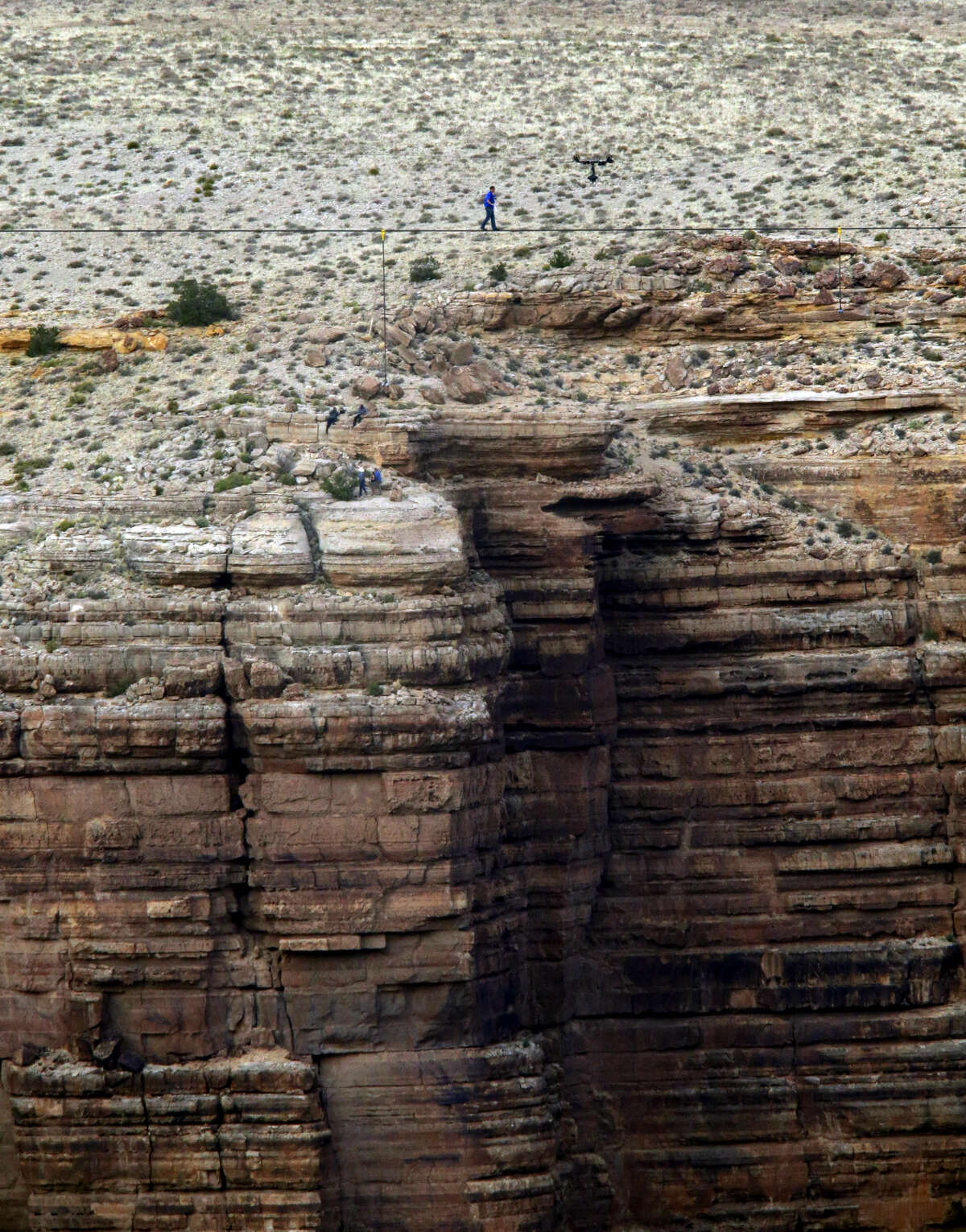 Wallenda crosses canyon
