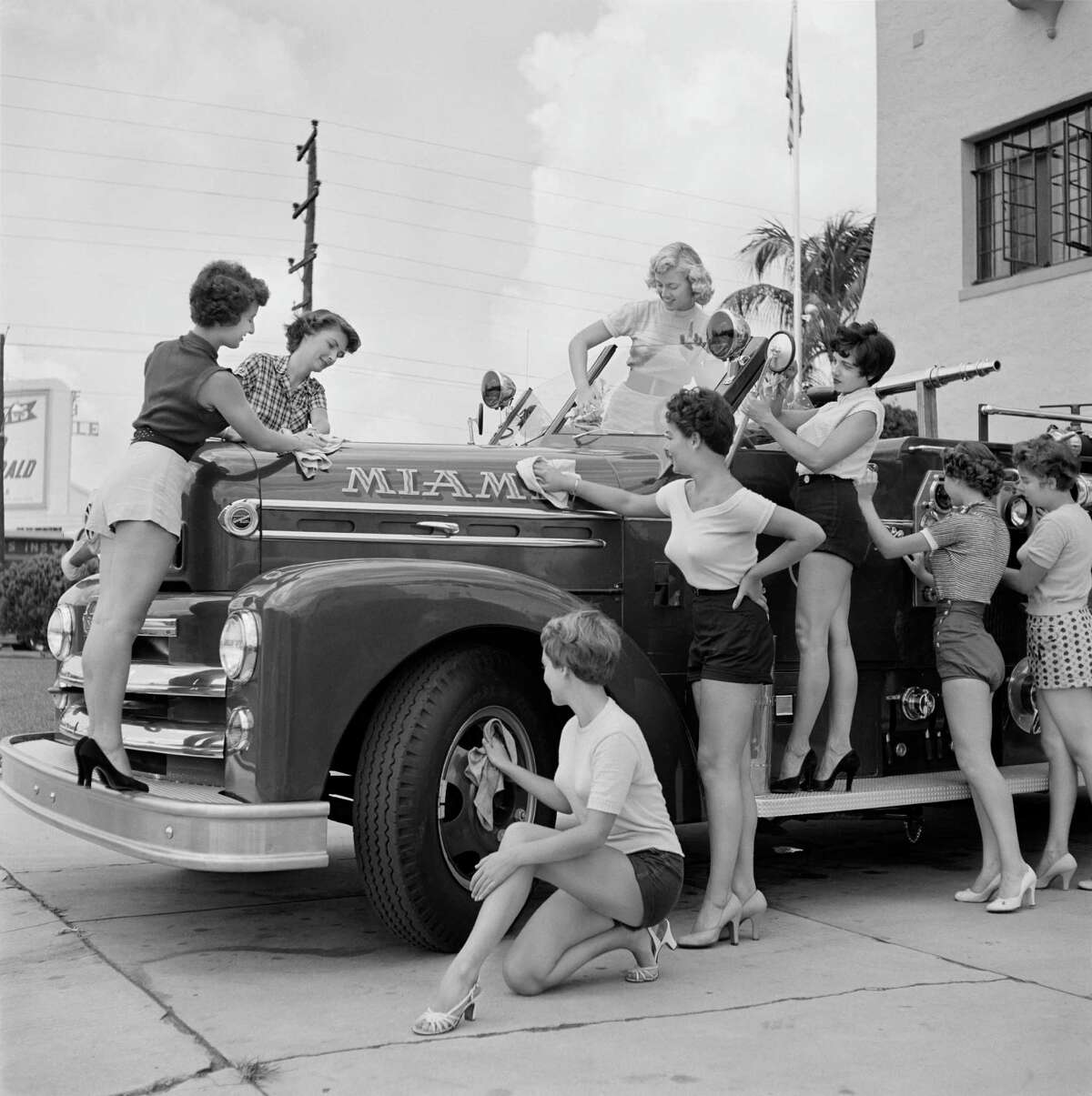 Pin-up photographer, model Bunny Yeager dies