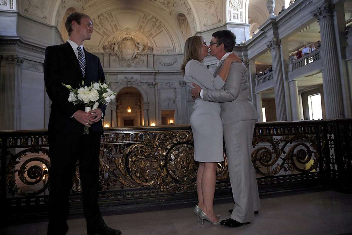 Pioneer couple 1st to wed at S.F. City Hall