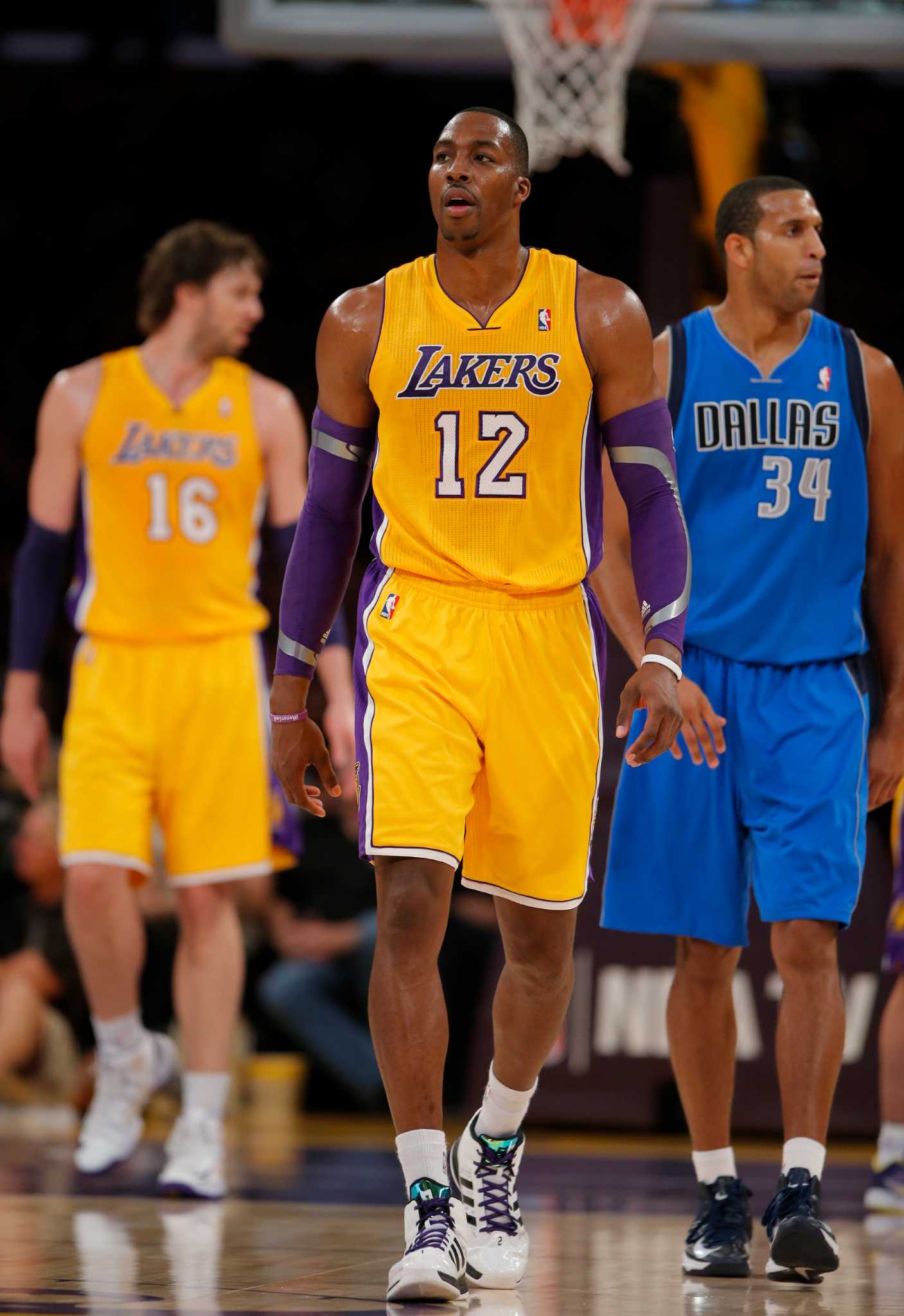 Rockets lay red carpet in L.A. for Howard