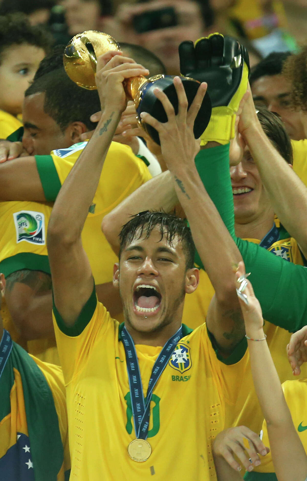Neymar steps to forefront in leading Brazil to crown