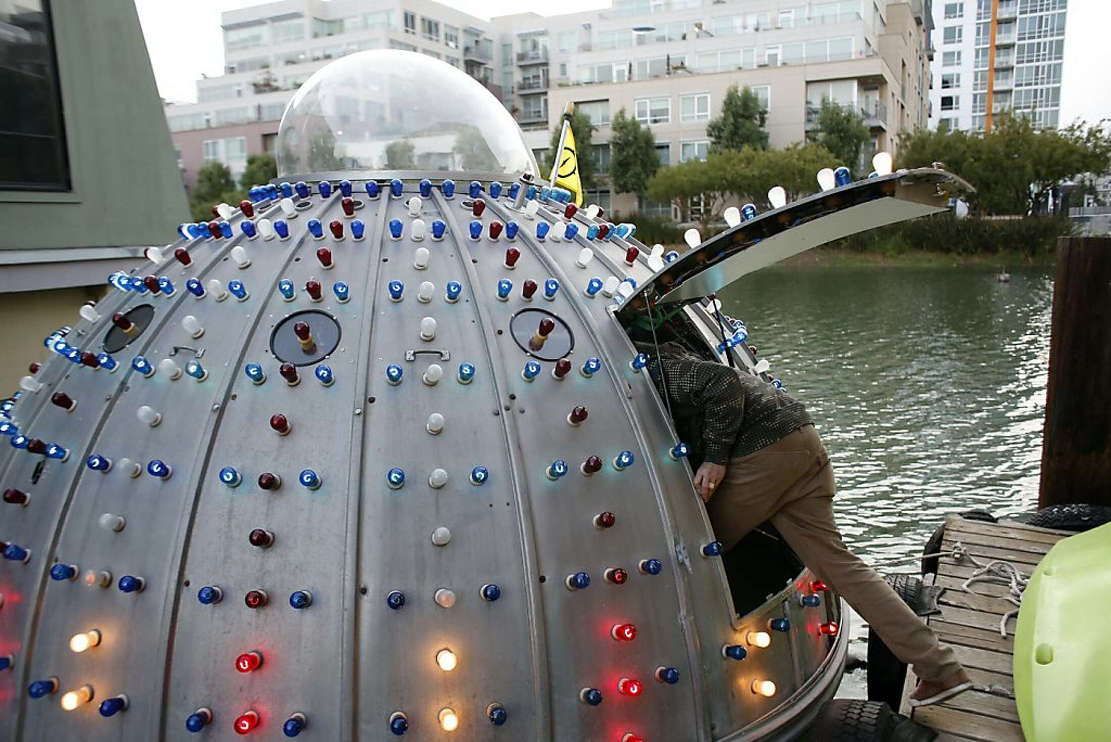 Eric Staller's Bubbleboat to light up the bay