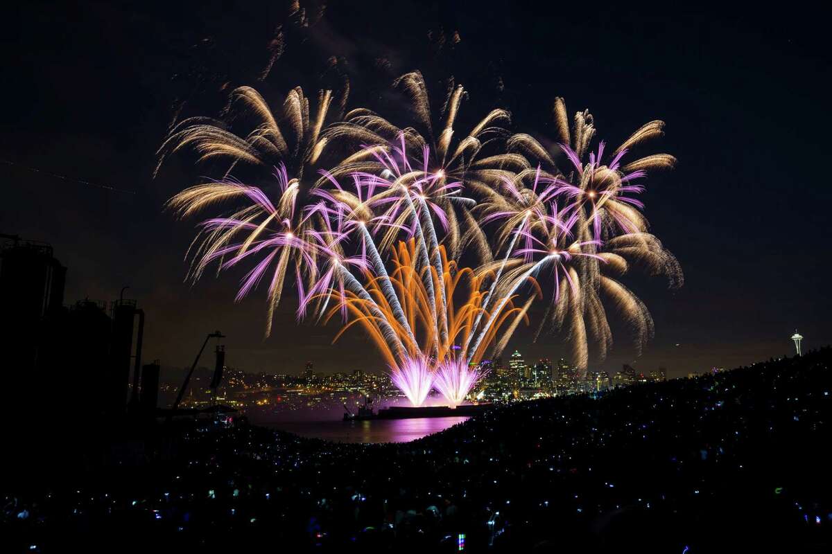 Fireworks light up Lake Union
