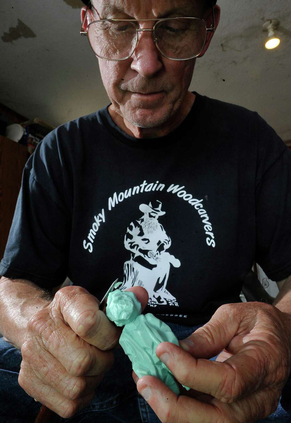 Groves whittler carves out niche online