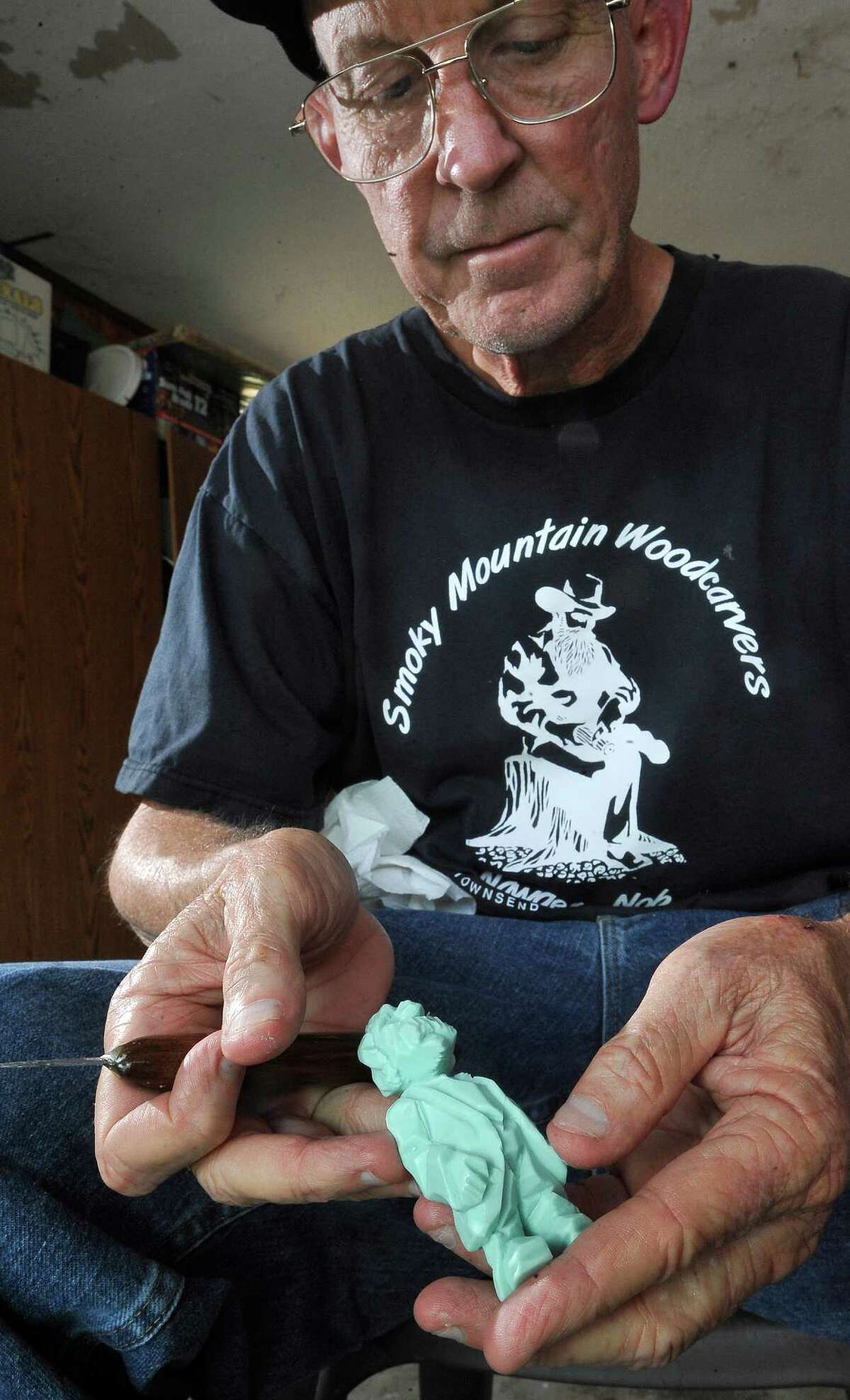 Groves whittler carves out niche online