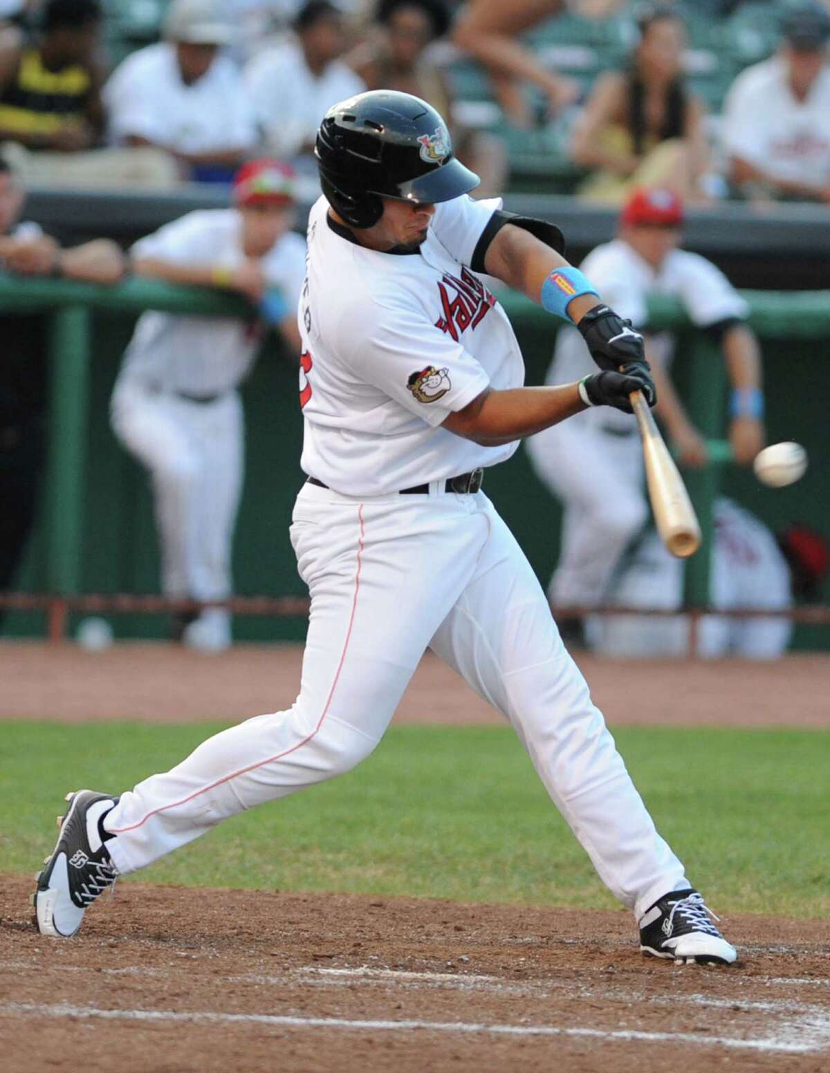 Dineen's HR lifts V'Cats