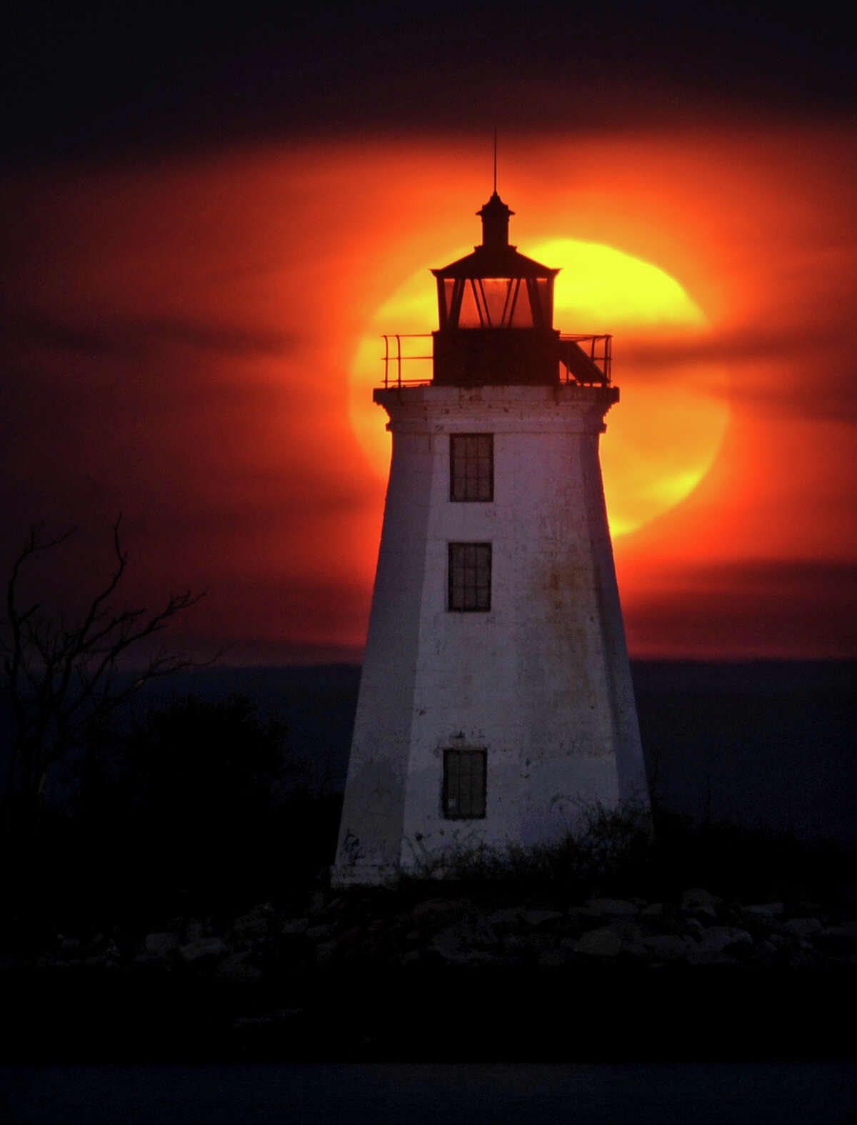 Three historic lighthouses up for grabs, Penfield included