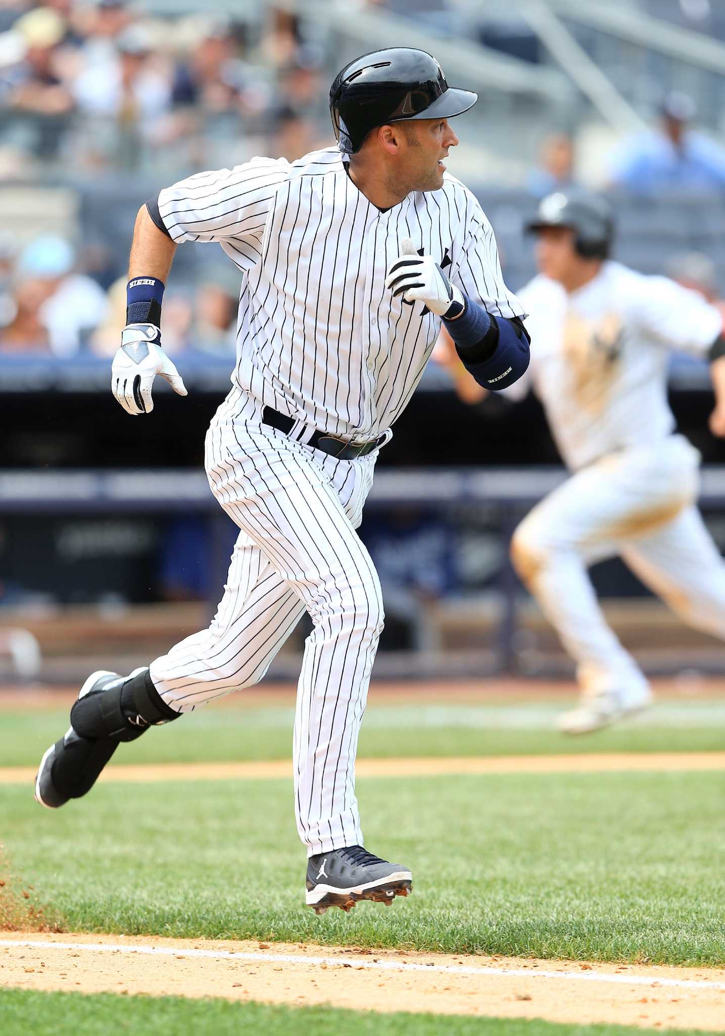 MLB: Jeter's season debut cut short by tight quad
