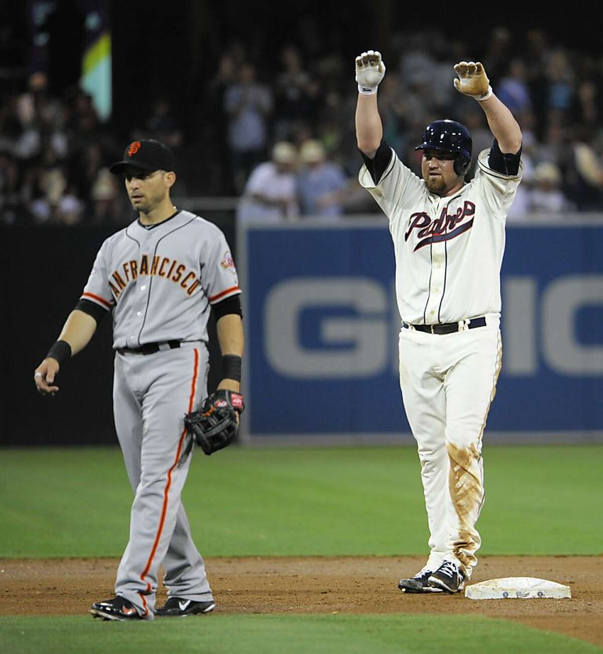 Giants beat Padres 10-1 for 2nd win in row
