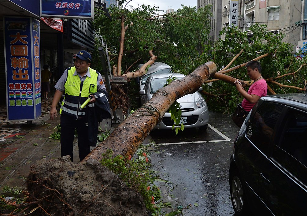 Deadly typhoon surges across Taiwan to China