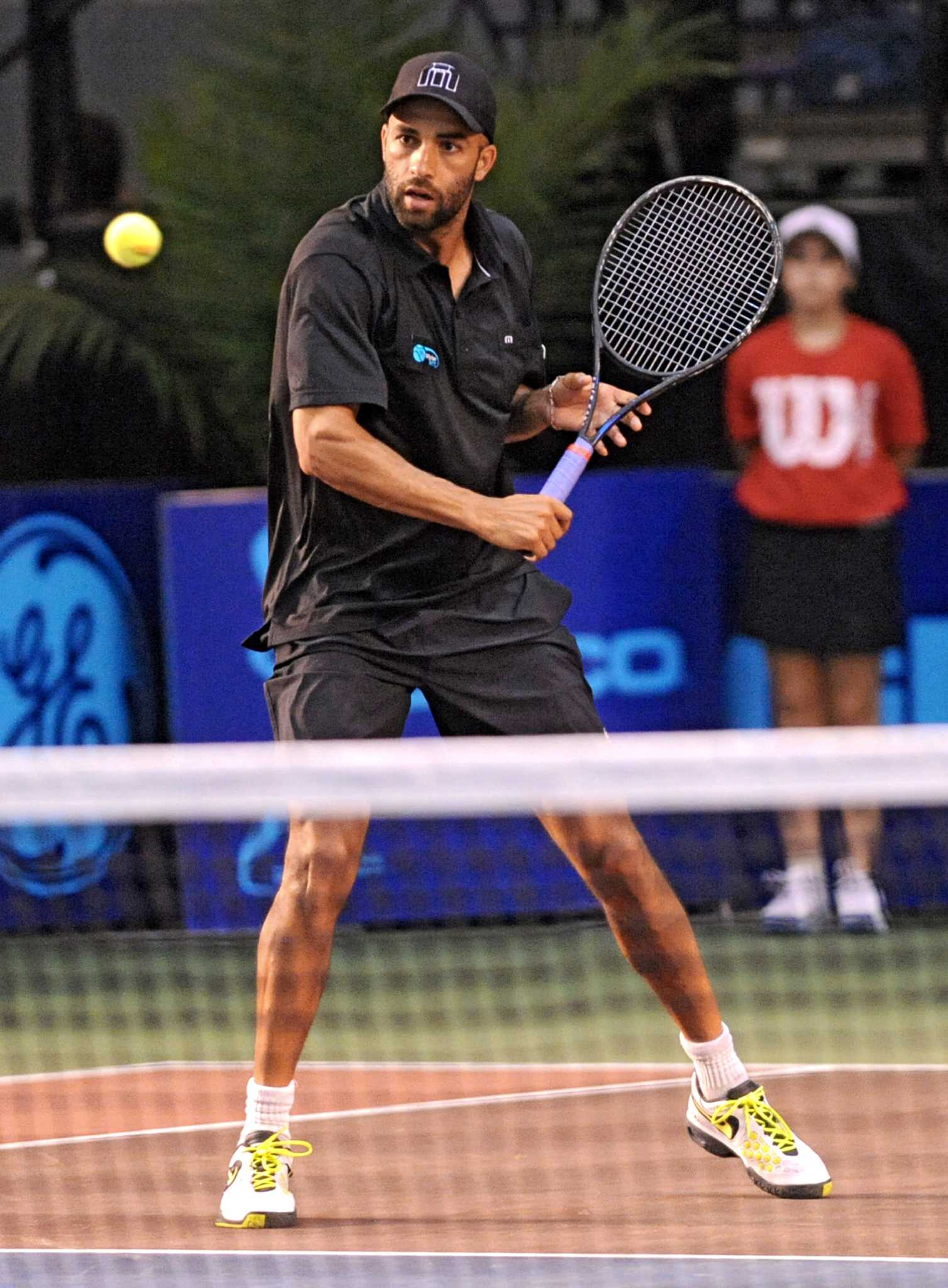 Blake pitches in for tennis fans